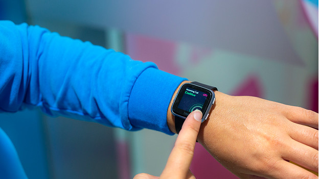 How do you receive smartphone notifications on your Fitbit? | Coolblue ...