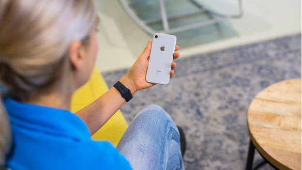 How do you choose a refurbished iPhone? | Coolblue - Free delivery ...