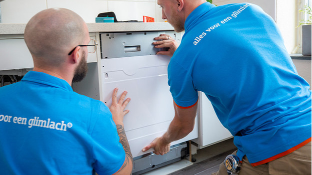 How do I replace the front panel of my dishwasher? | Coolblue - Free ...