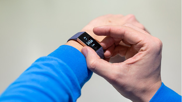 How do you perform a good heart rate measurement on your Fitbit ...