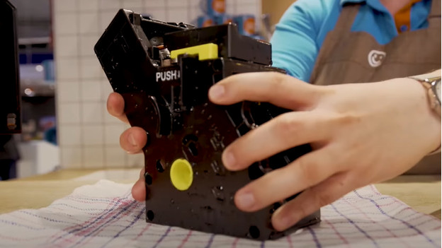 How do you clean the brew group of your Philips or Saeco? | Coolblue ...