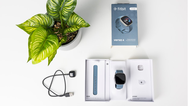 Expert review Fitbit Versa 4 | Coolblue - Free delivery & returns