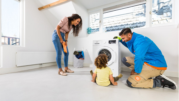 How do I lift my washing machine to the right spot? | Coolblue - Free ...