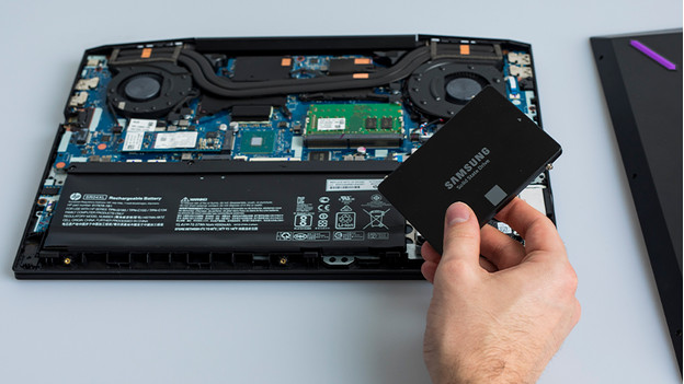 How do you install a 2.5-inch SSD in a laptop? | Coolblue - Free ...