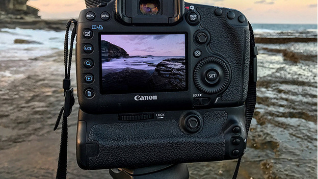What's a battery grip and why should you choose one? | Coolblue - Free ...