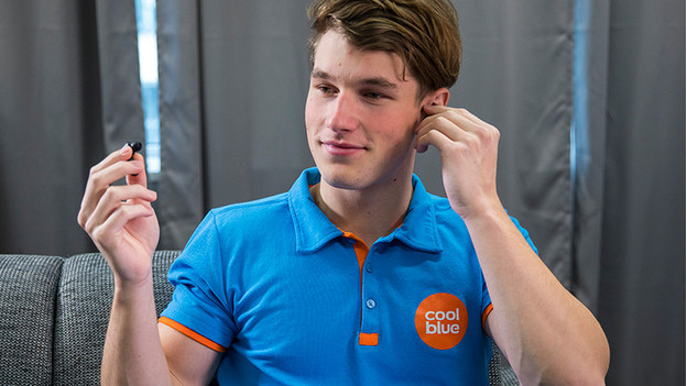 How do you make sure your earbuds are in your ear correctly? | Coolblue ...