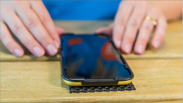 How do you apply an InvisibleShield screen protector? | Coolblue - Free ...