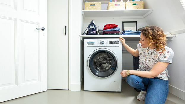 How do I lift my washing machine to the right spot? | Coolblue - Free ...